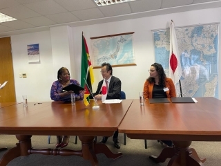 Cerimónia de assinatura de acordos de doação para o Projecto de ...